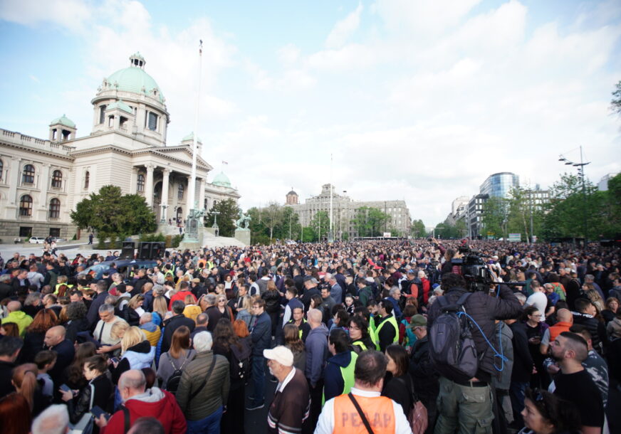 U Beogradu počeo protest: Blokiran saobraćaj ispred Skupštine Srbije