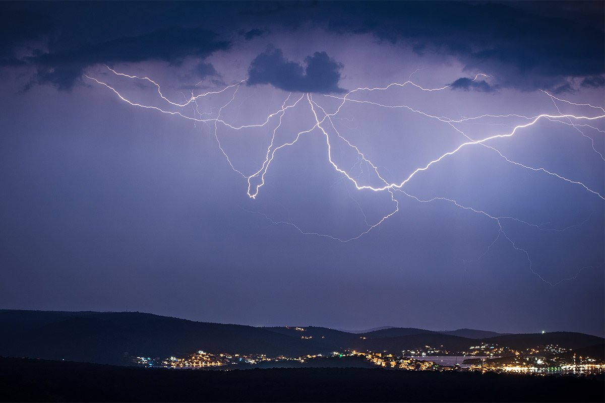 Šta je superćelijska oluja koja je pogodila region i kako nastaje